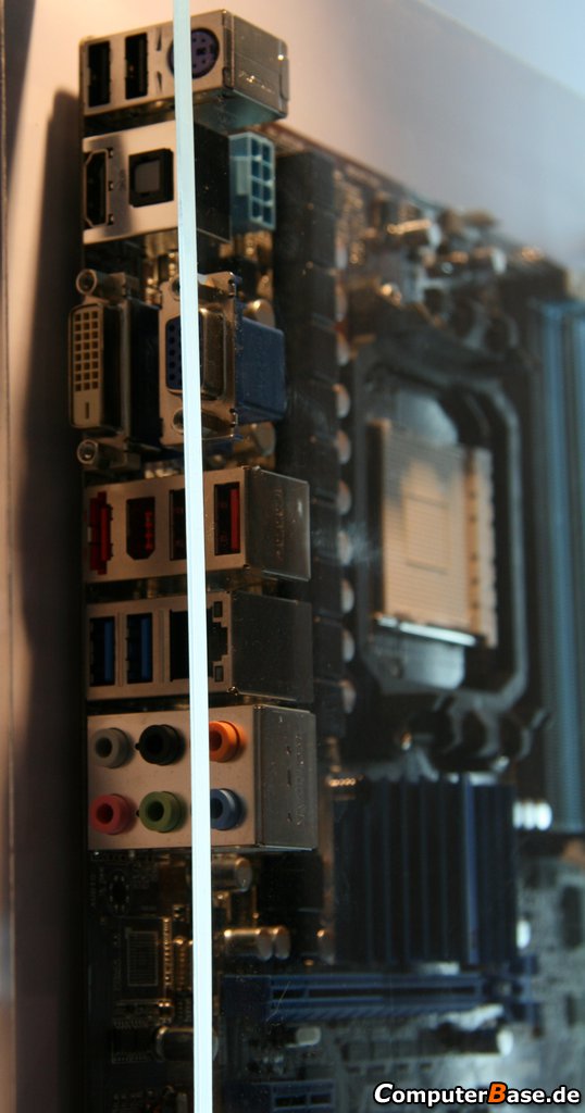 CES: Asus toont moederbord met 890G-chipset van AMD - Tweakers