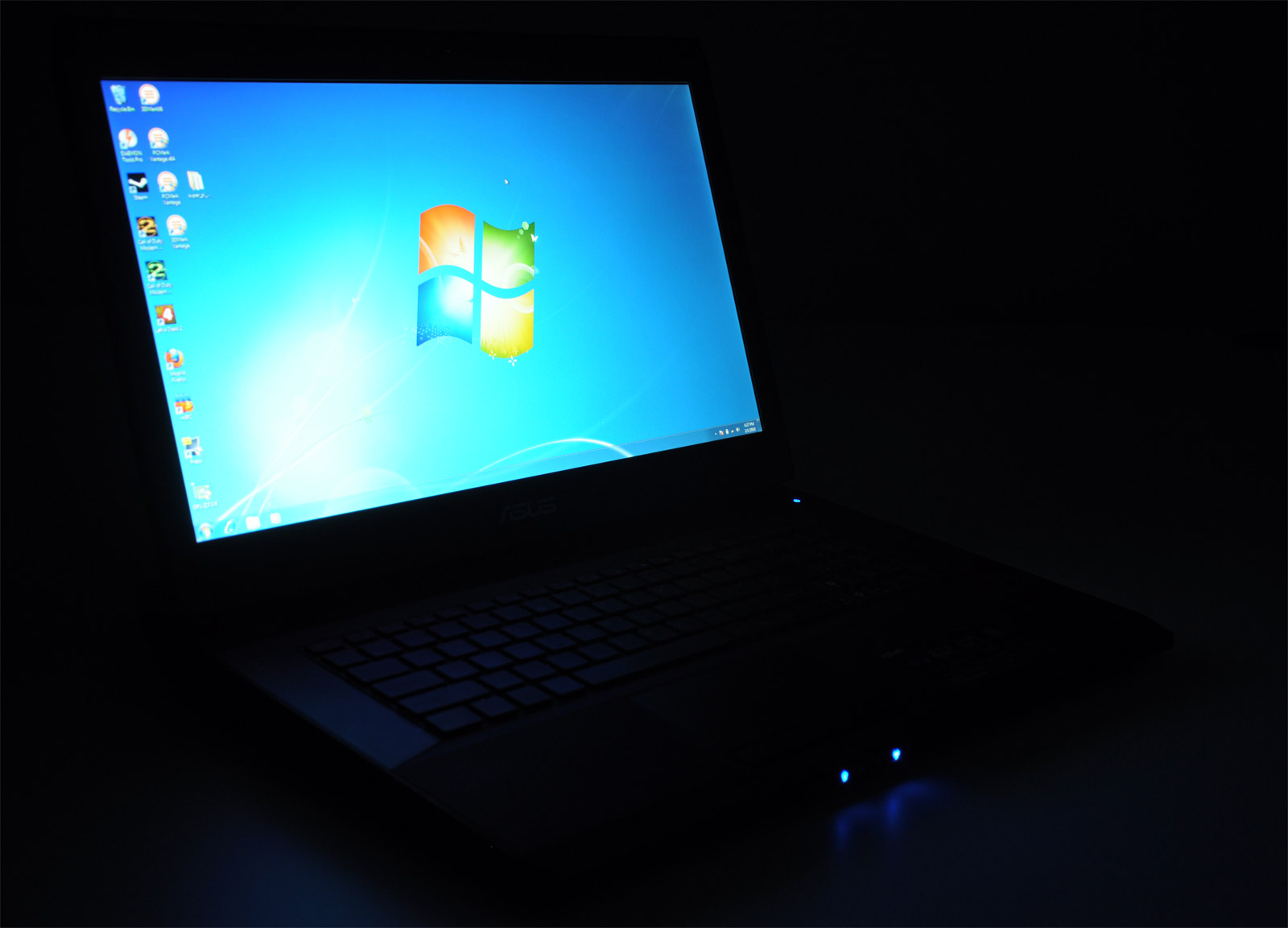 Asus G73: een laptop met een HD 5870 - Review - Tweakers