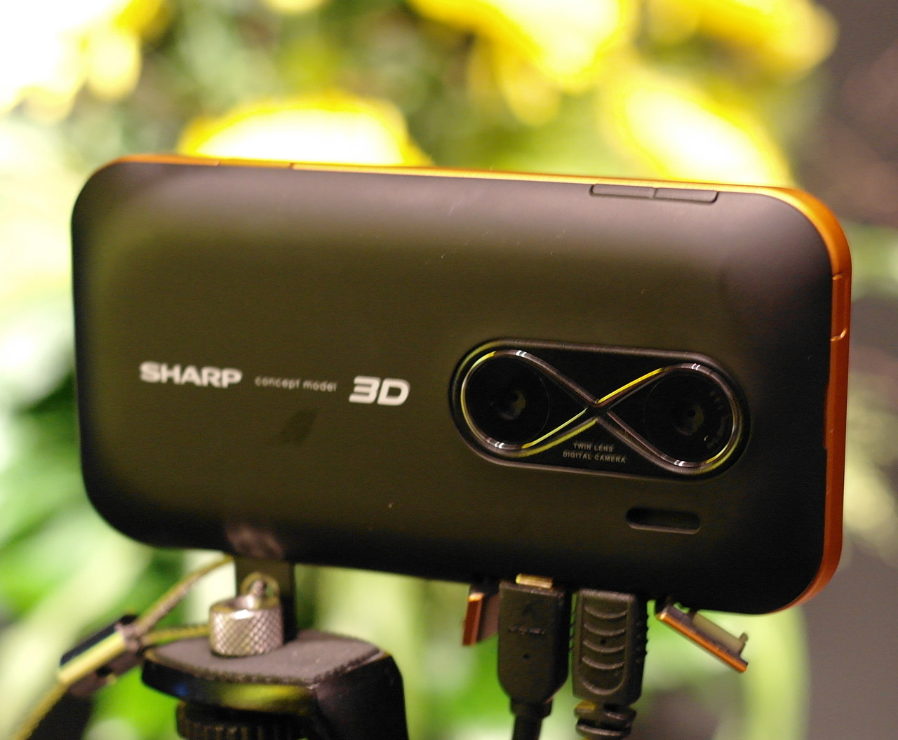 IFA: Sharp toont prototype mobieltje met 3d-camera en -scherm - Tweakers