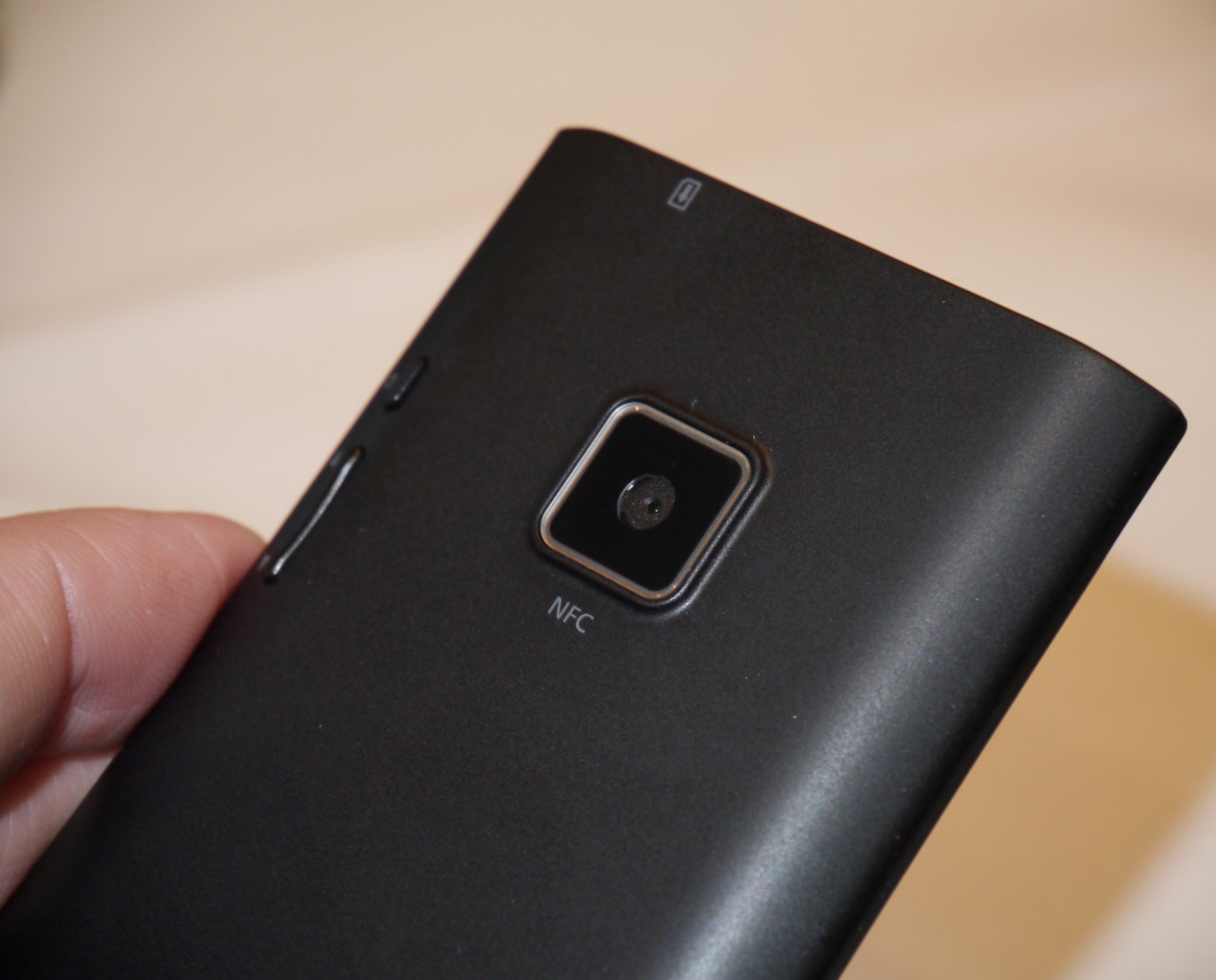 Panasonic maakt smartphone-rentree met spatwaterdichte Eluga - Tweakers
