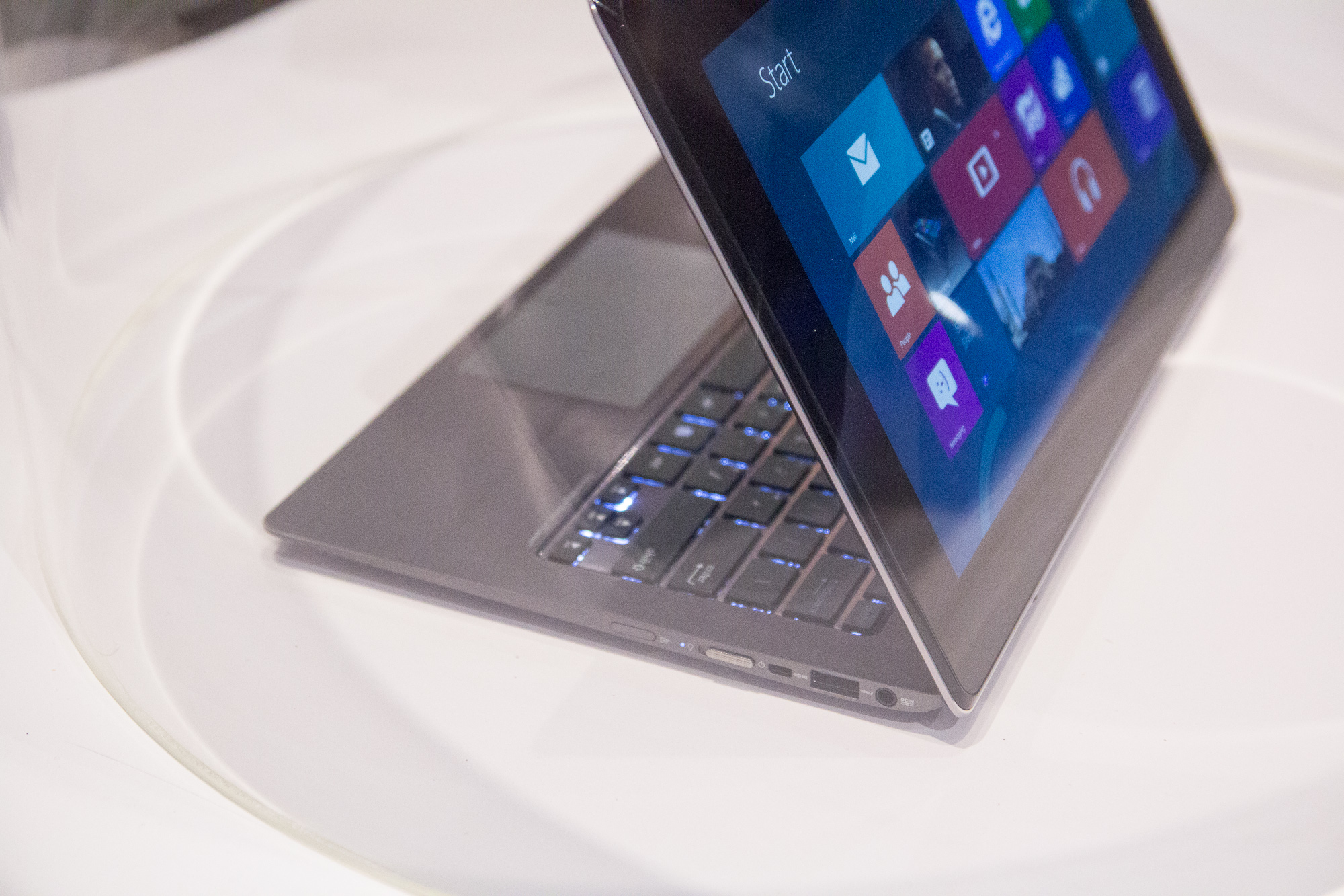 Asus toont Taichi-laptop met dubbelzijdig beeldscherm - Computer ...