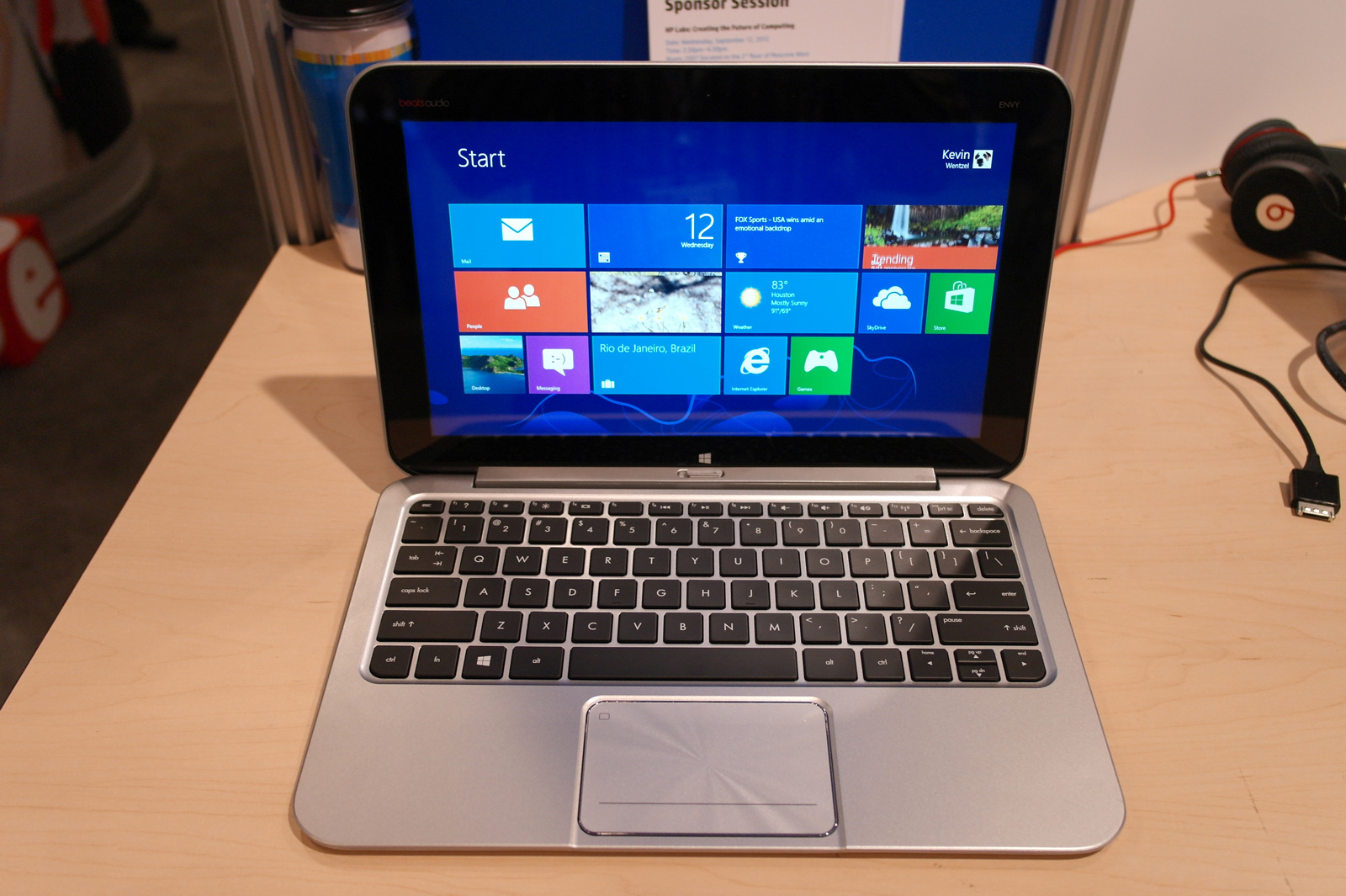HP Envy x2: aluminium Atom-tablet met keyboarddock - Hands-on - Tweakers
