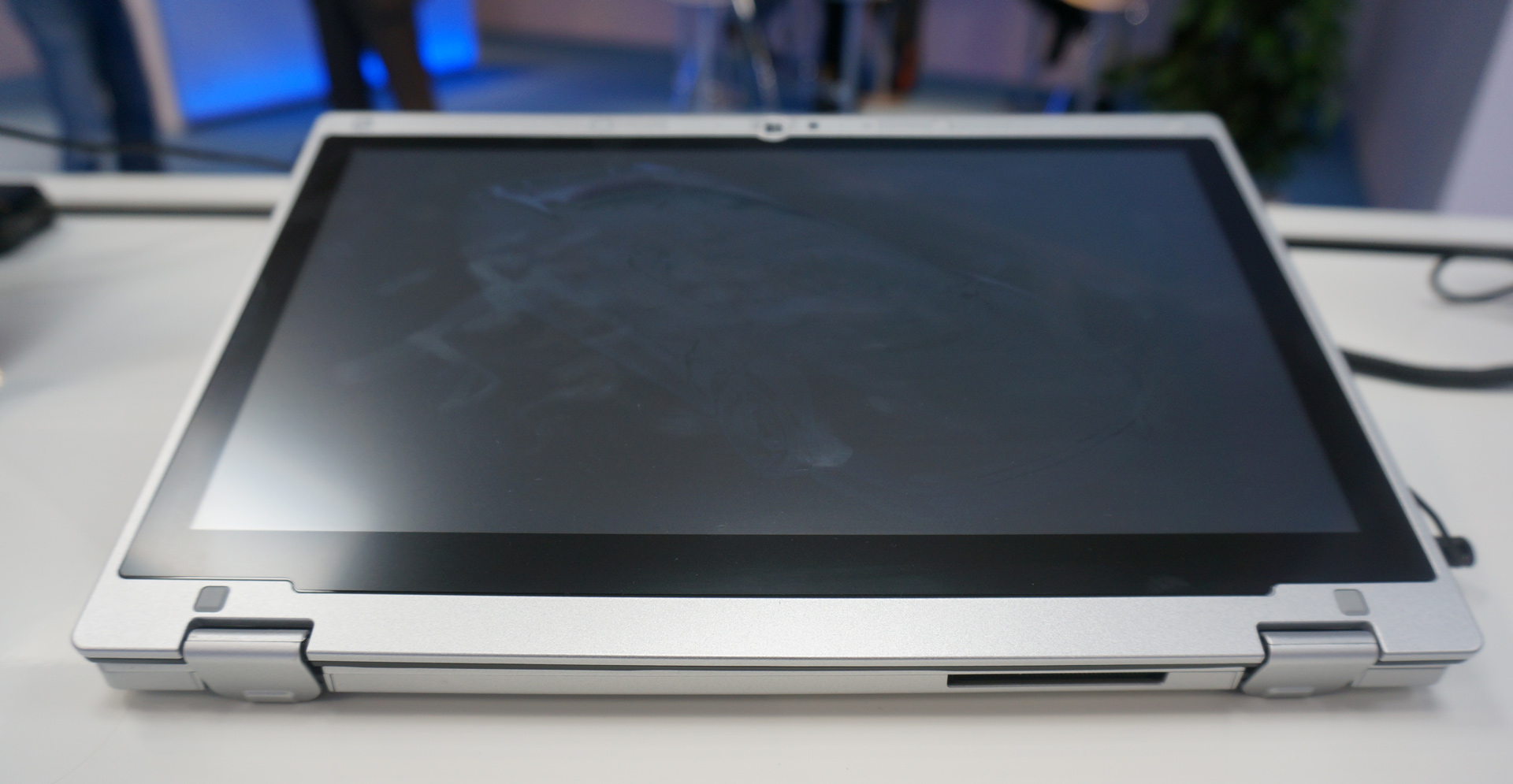 Panasonic Toughbook-ultrabook met omklapbaar scherm - Hands-on - Tweakers