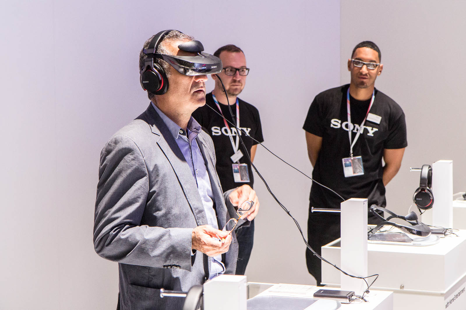 Sony demonstreert nieuwe 'draadloze' head mounted display - Tweakers