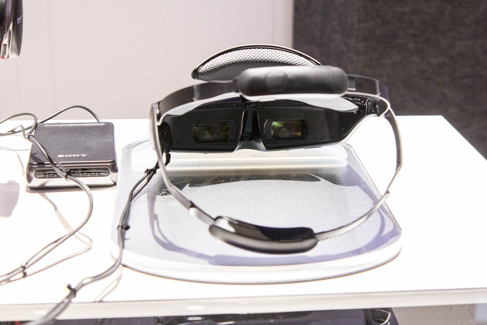 Sony demonstreert nieuwe 'draadloze' head mounted display - Tweakers