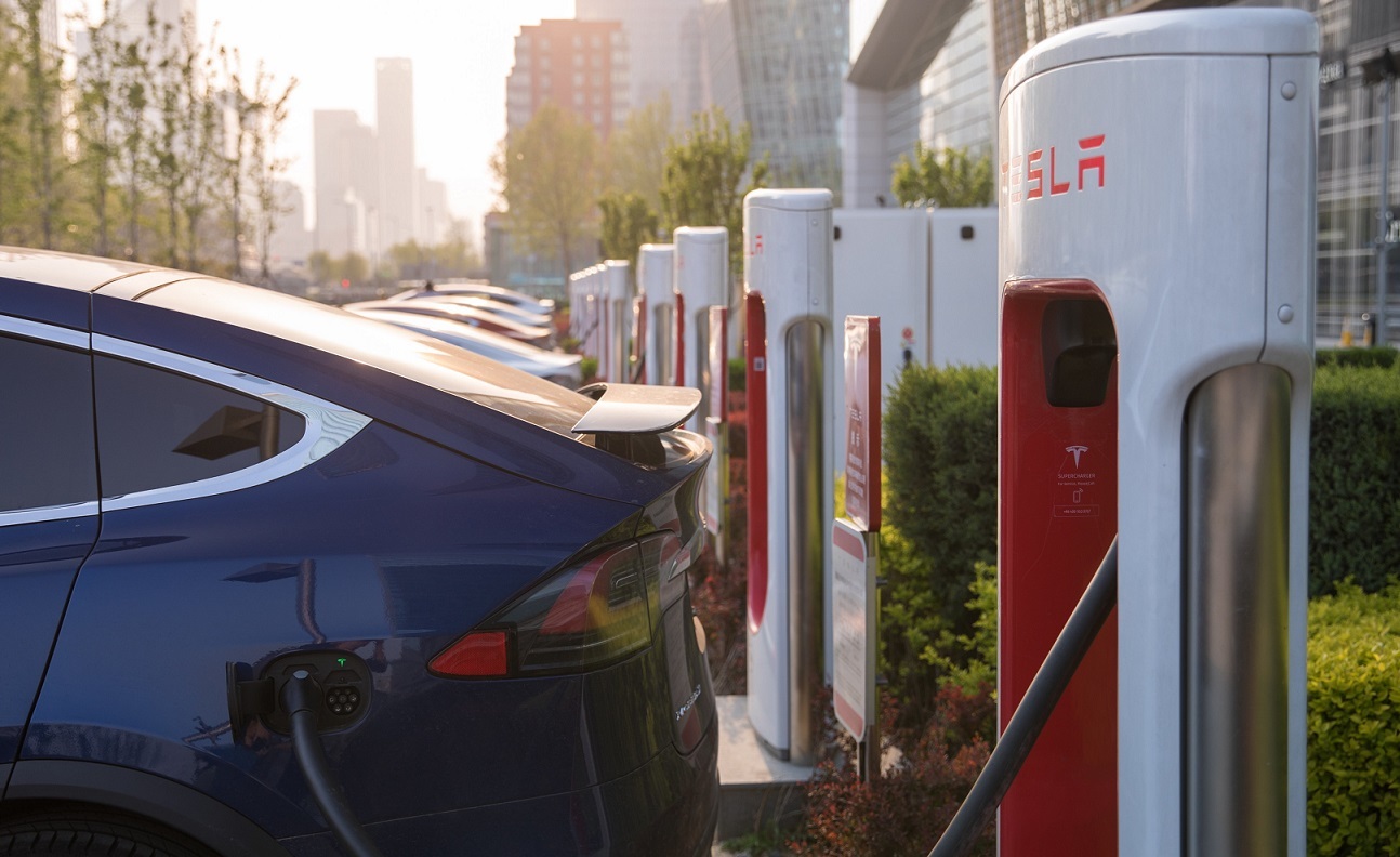 Tesla makes US charging standard available to other manufacturers ...