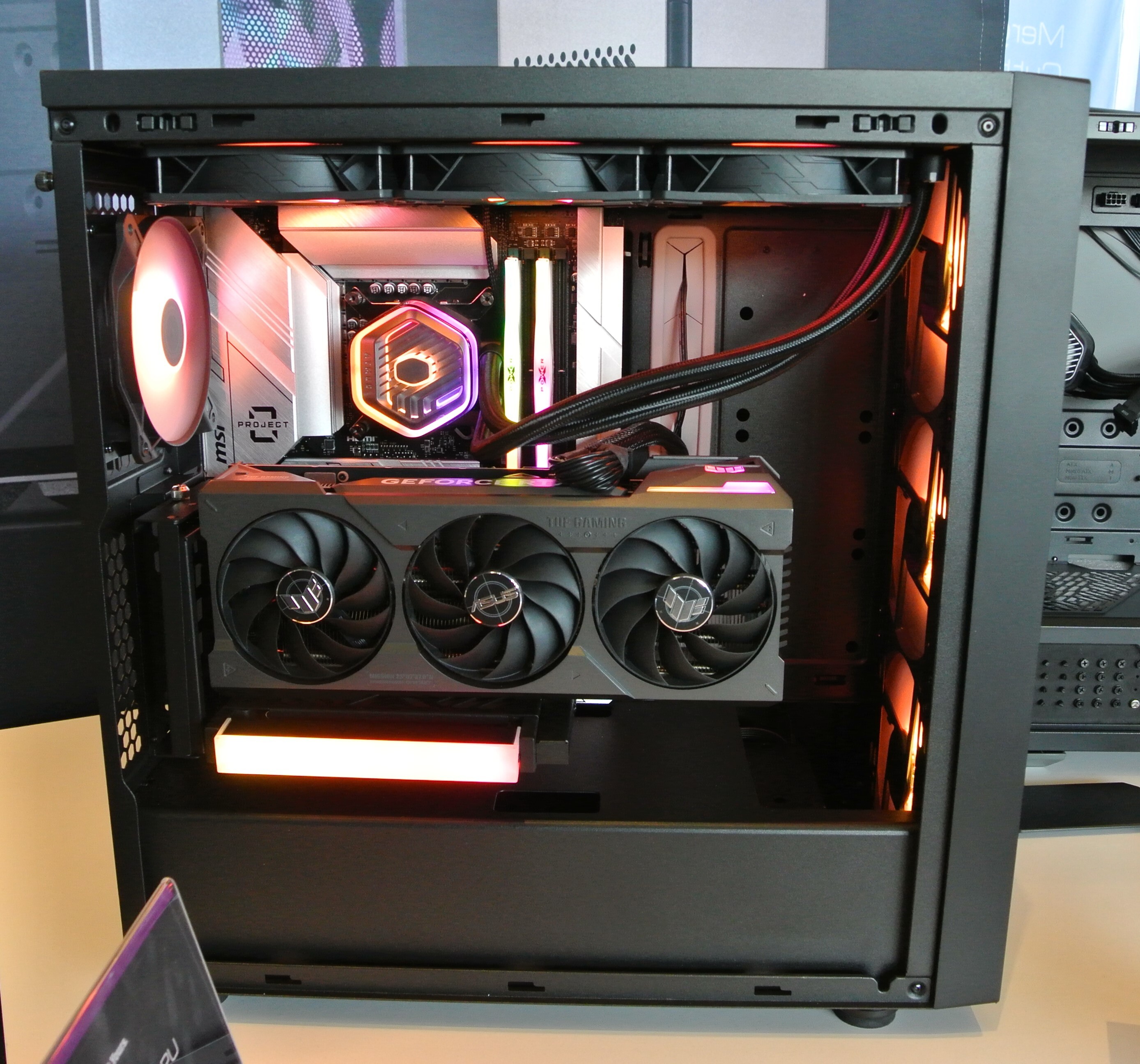 Hidden-connector 'kabelloze' behuizingen op CES 2024 - Tweakers