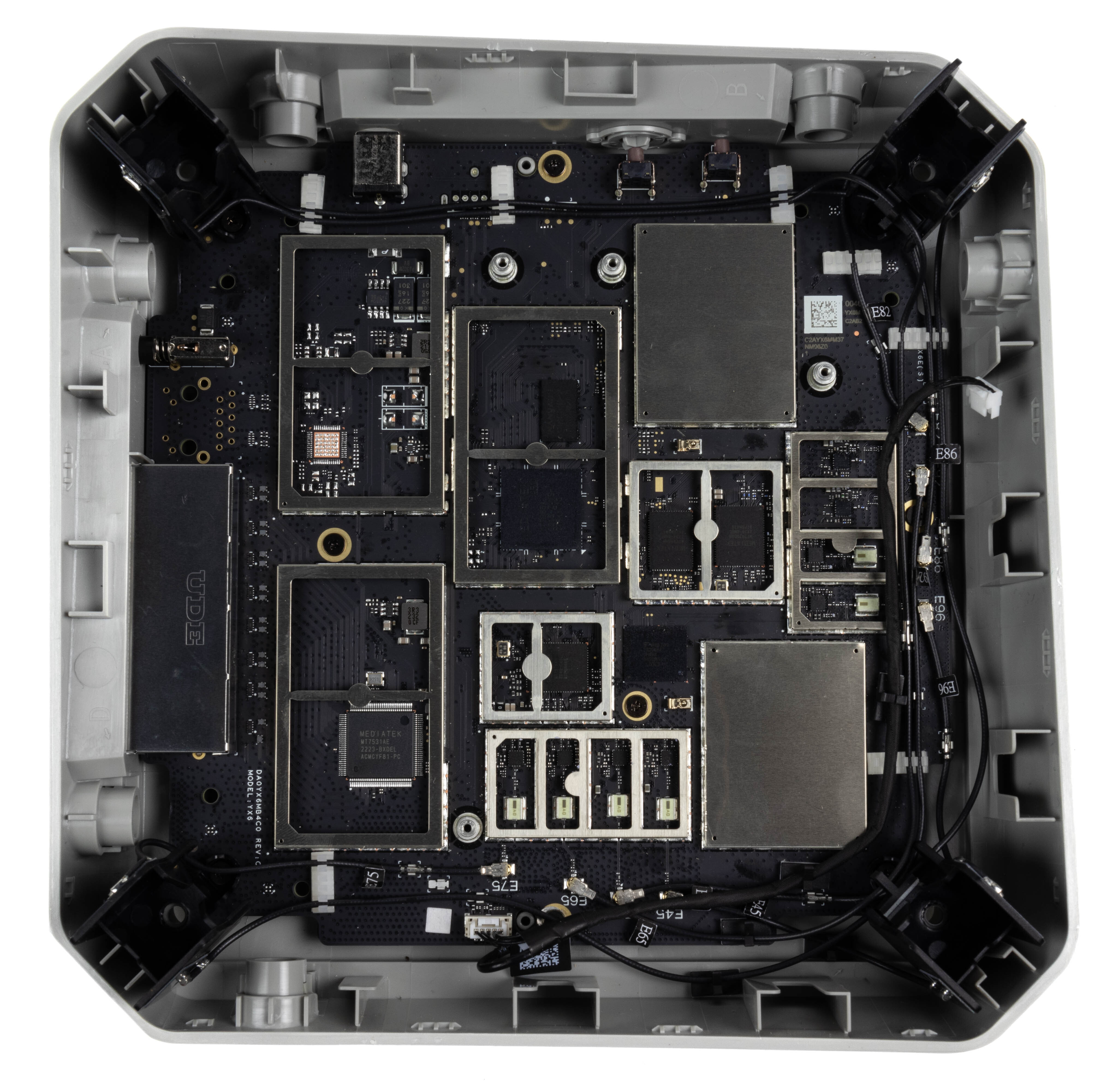 Grijze router met een groen tintje - Review - Tweakers