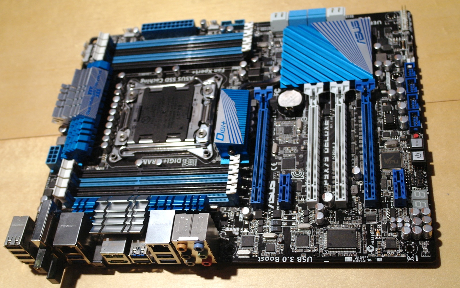 Asus toont nieuwe serie X79-moederborden - Tweakers