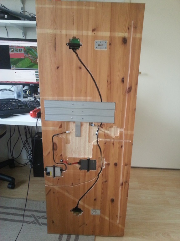 Tweaker bouwt pc in plank - Computer - Nieuws - Tweakers