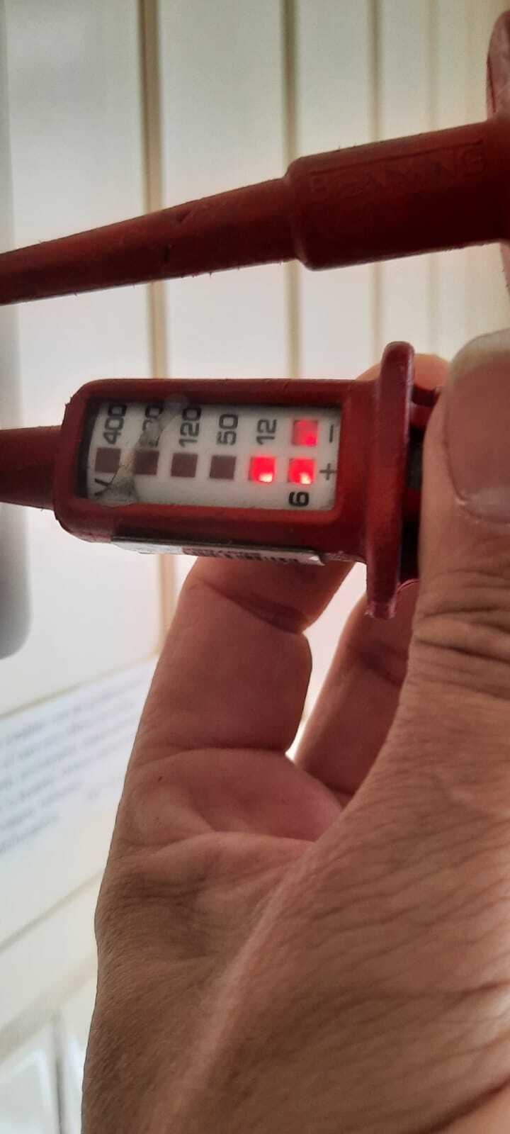 Stopcontact kleine spanning tussen fasedraad en aarde - Duurzame ...