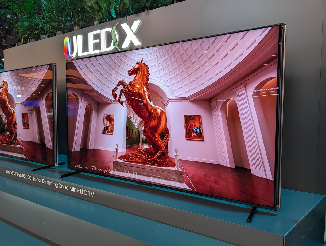 Hisense 110UX en TCL X955 Max 115"-miniled-tv Preview - Tweakers