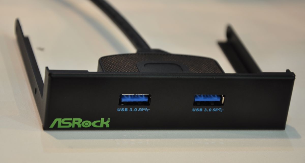 Computex: ASRock toont usb 3.0-bracket - Tweakers
