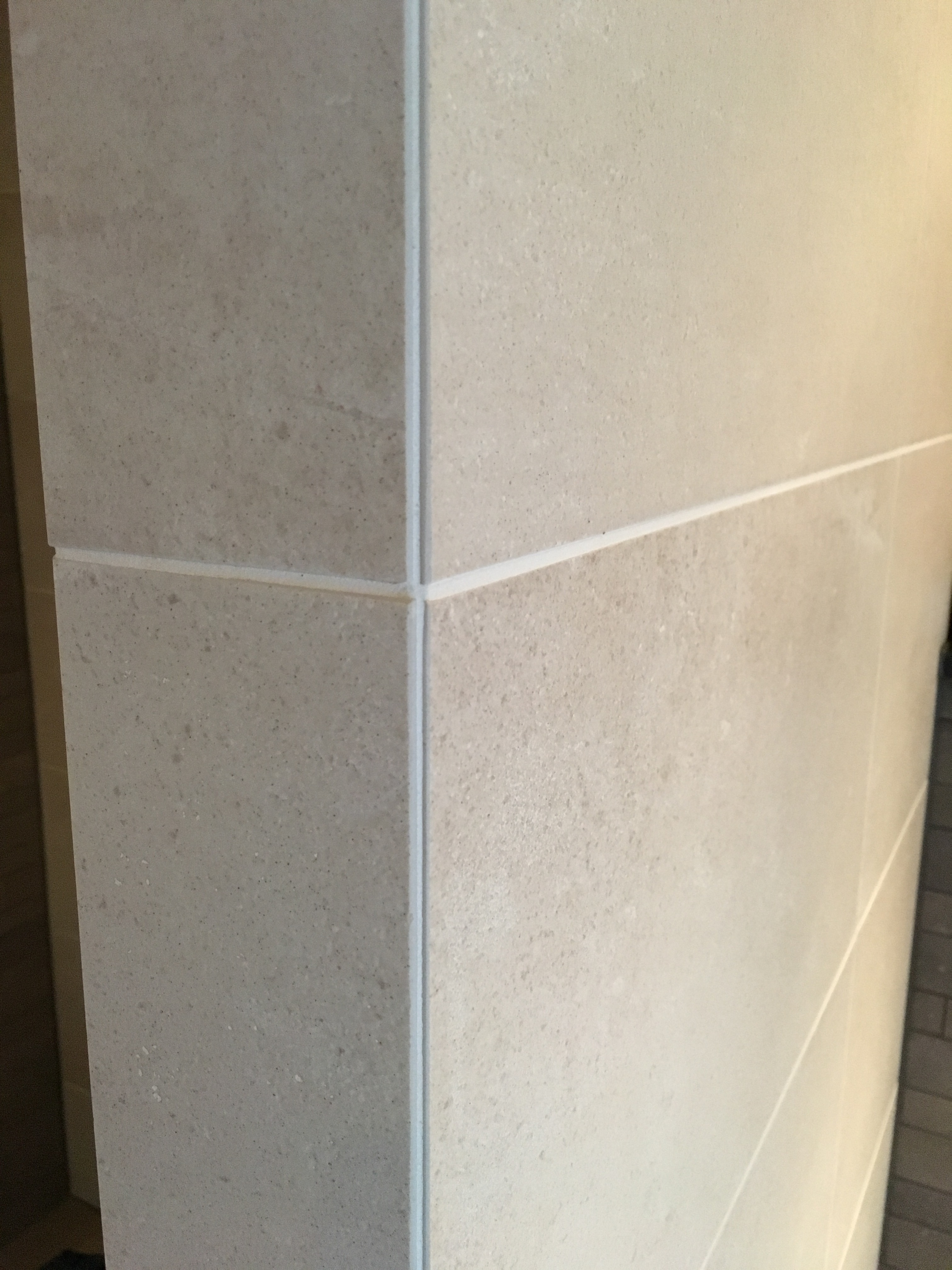 Badkamer tegels in verstek, hoe te voegen? - Bouwen en klussen - GoT