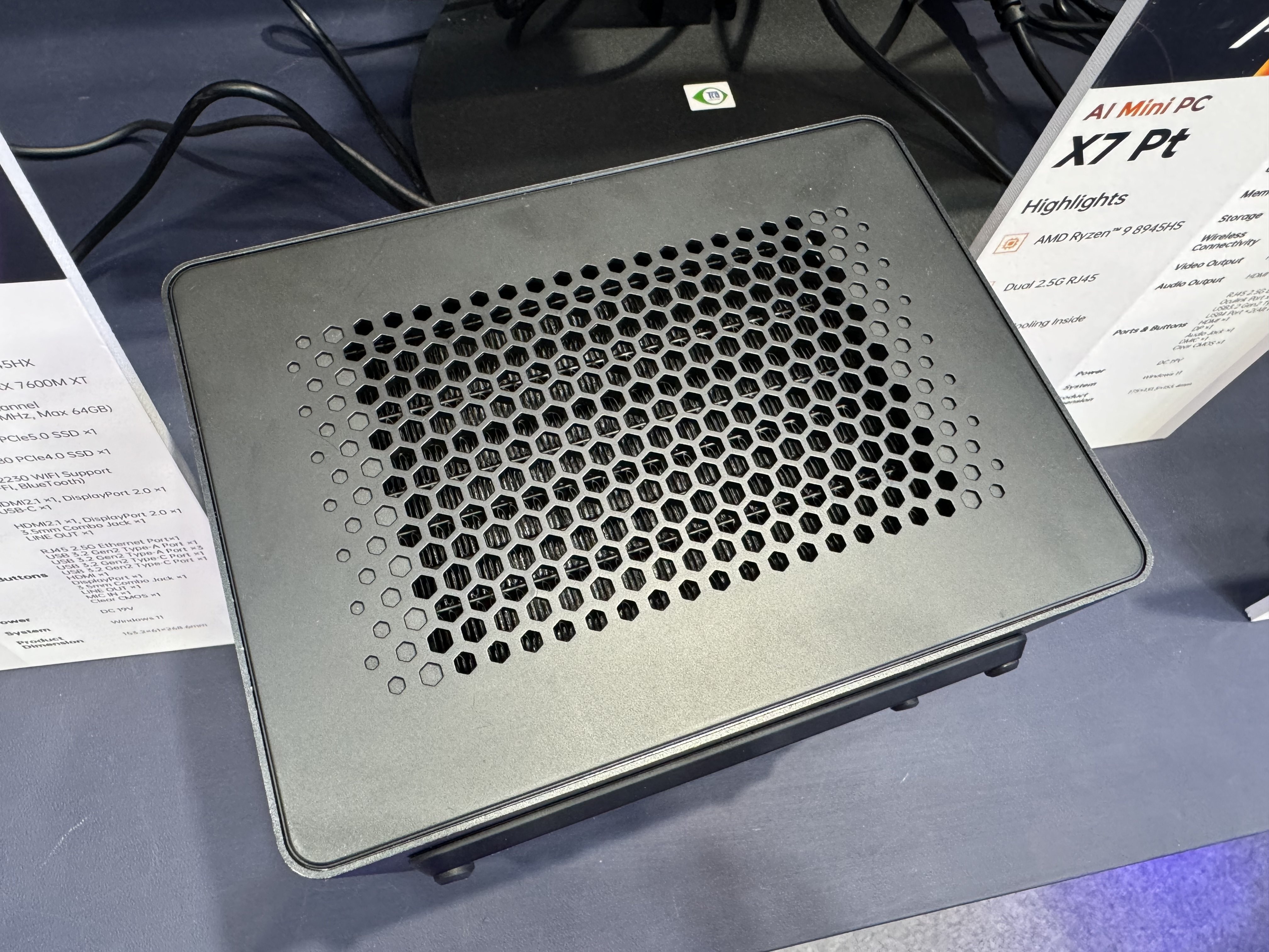 Minisforum toont AtomMan-mini-pc met waterkoeler en model met smalle ...