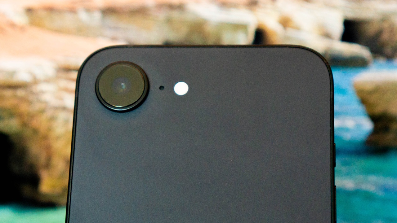 Apple iPhone 16e Review - Tweakers