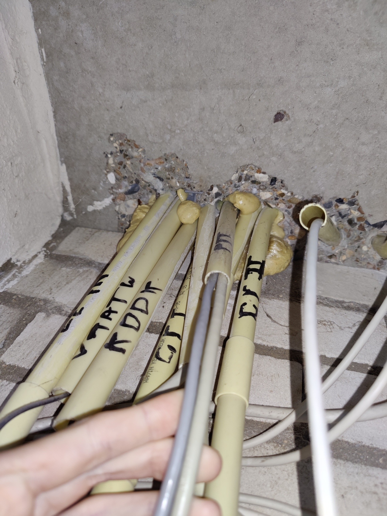 Oude coax + telefoonkabel zitten vast in leiding - Bouwen en klussen - GoT