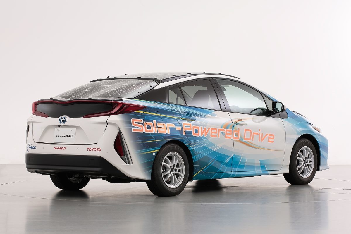 Toyota rust Prius PHV uit met zonnepanelen met efficiëntie van 34 ...