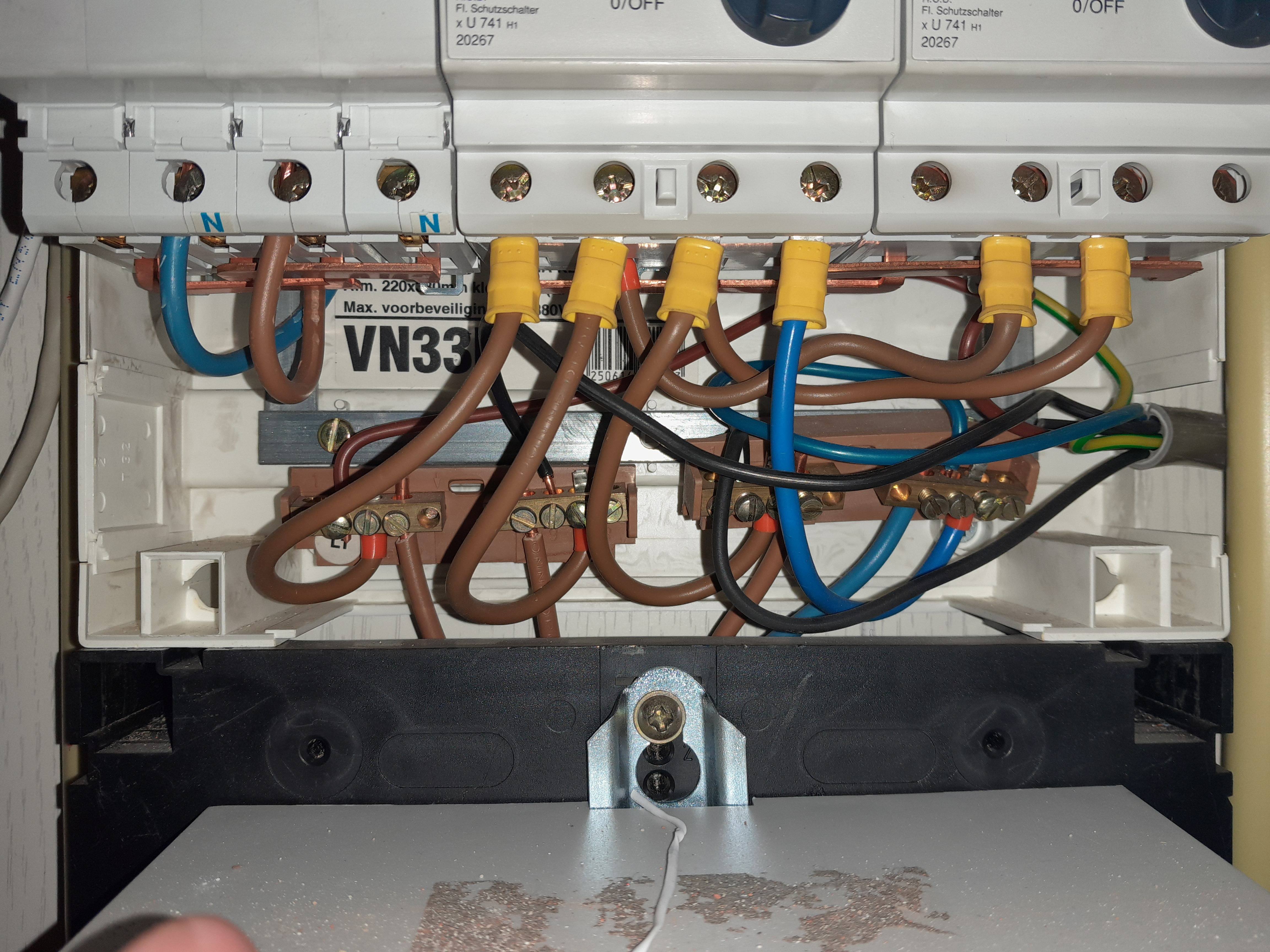 3 omvormers op 1 kabel - Duurzame energie en installaties - GoT