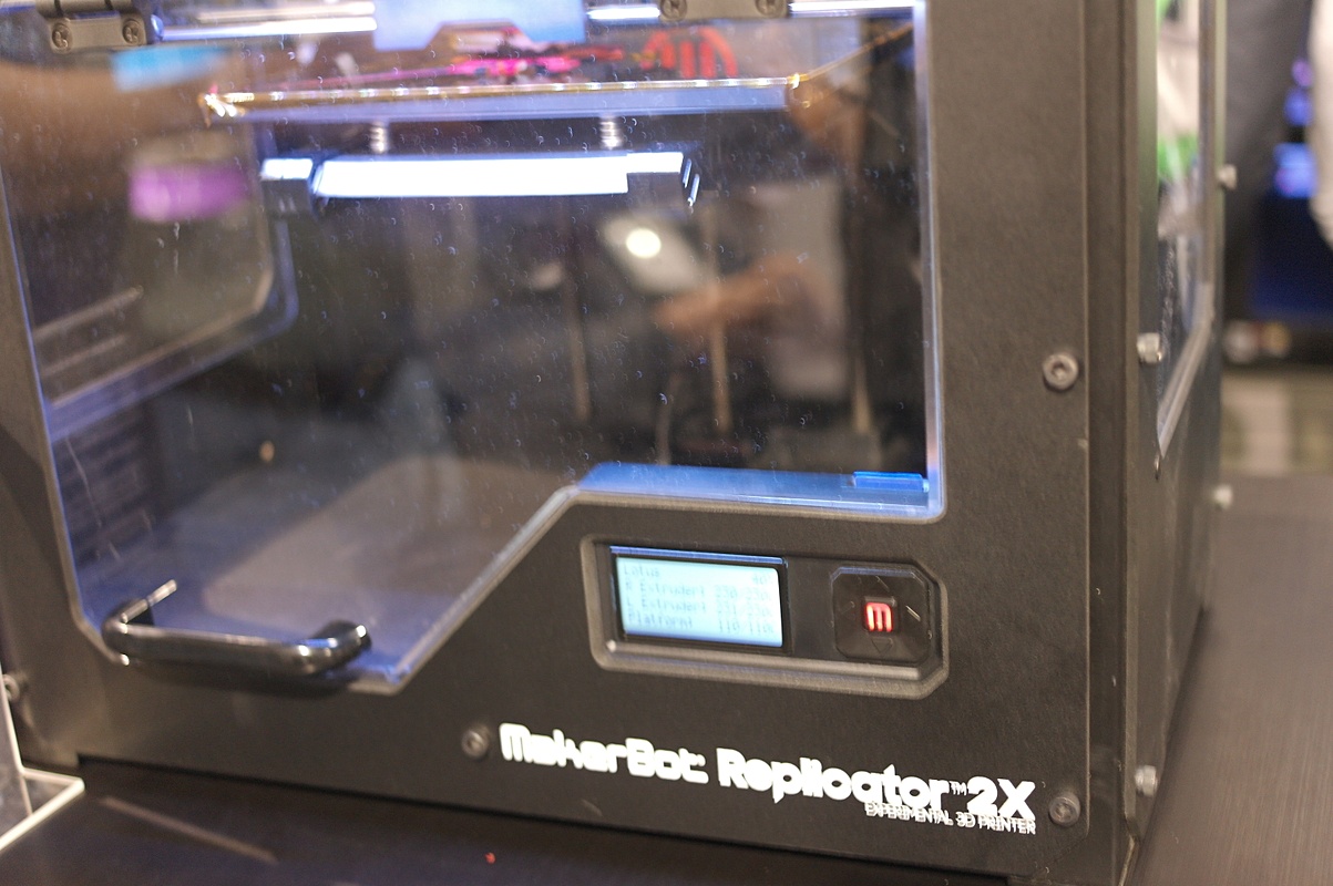 MakerBot laat Replicator 2X 3d-printer twee kleuren printen - Computer ...