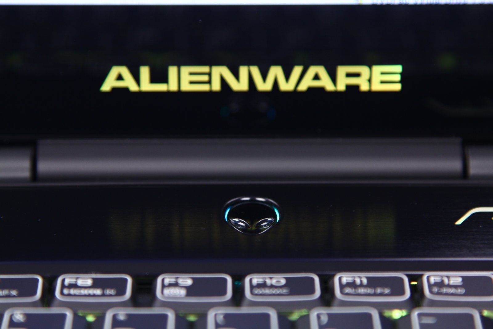Alienware M17x R3: spacelaptop met HD 6990M - Gallery en specificaties ...
