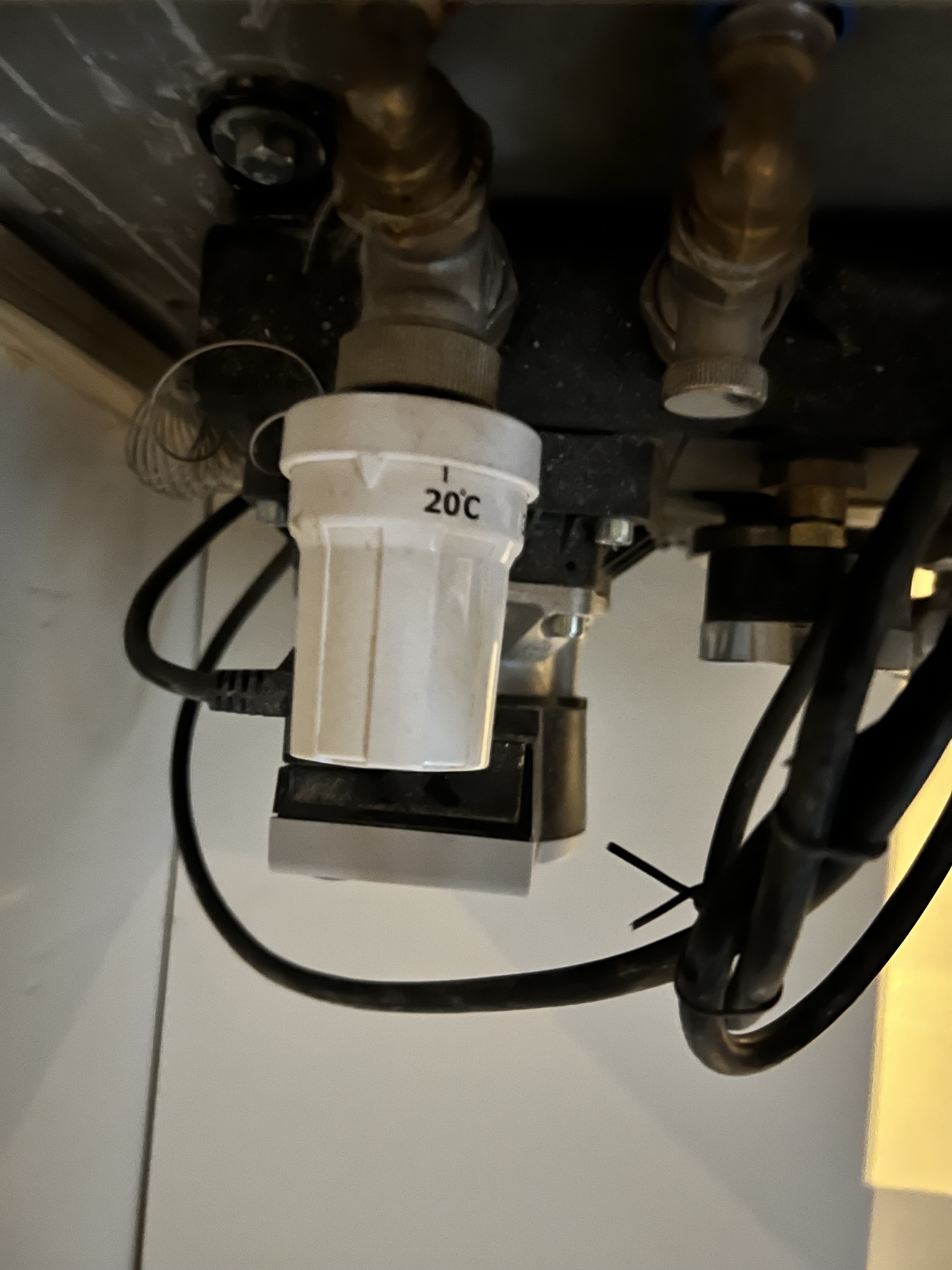 Vloerverwarming warm na installatie hybride warmtepomp - Duurzame energie en installaties - GoT