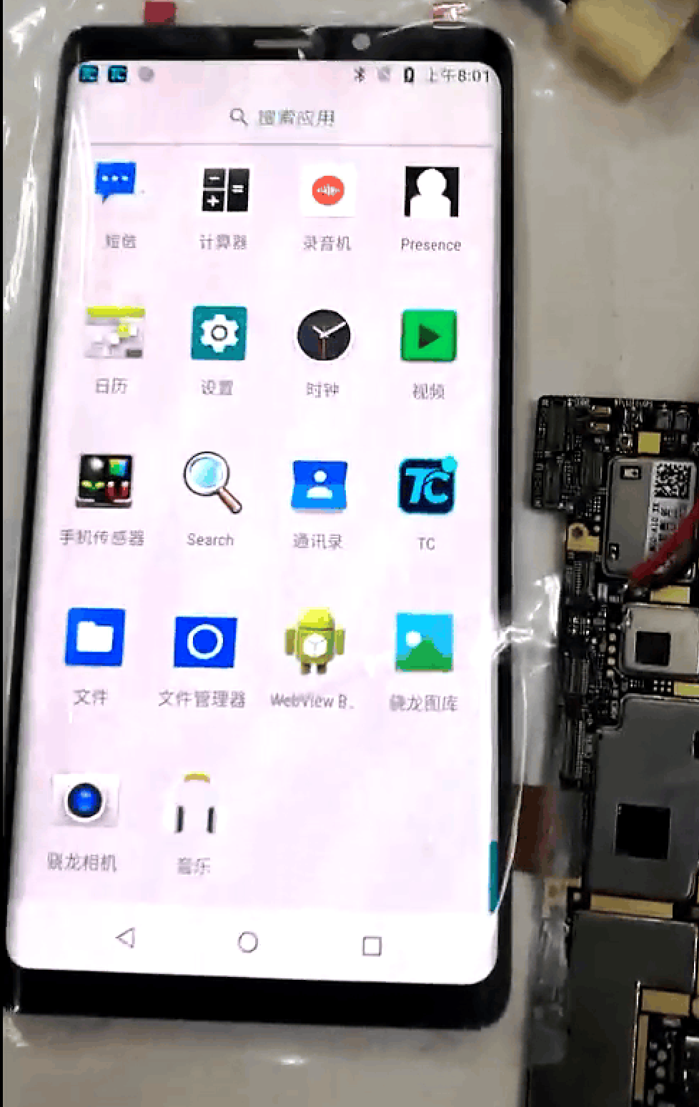 Smartphone met uitschuifbaar qwerty-toetsenbord krijgt stereospeakers ...