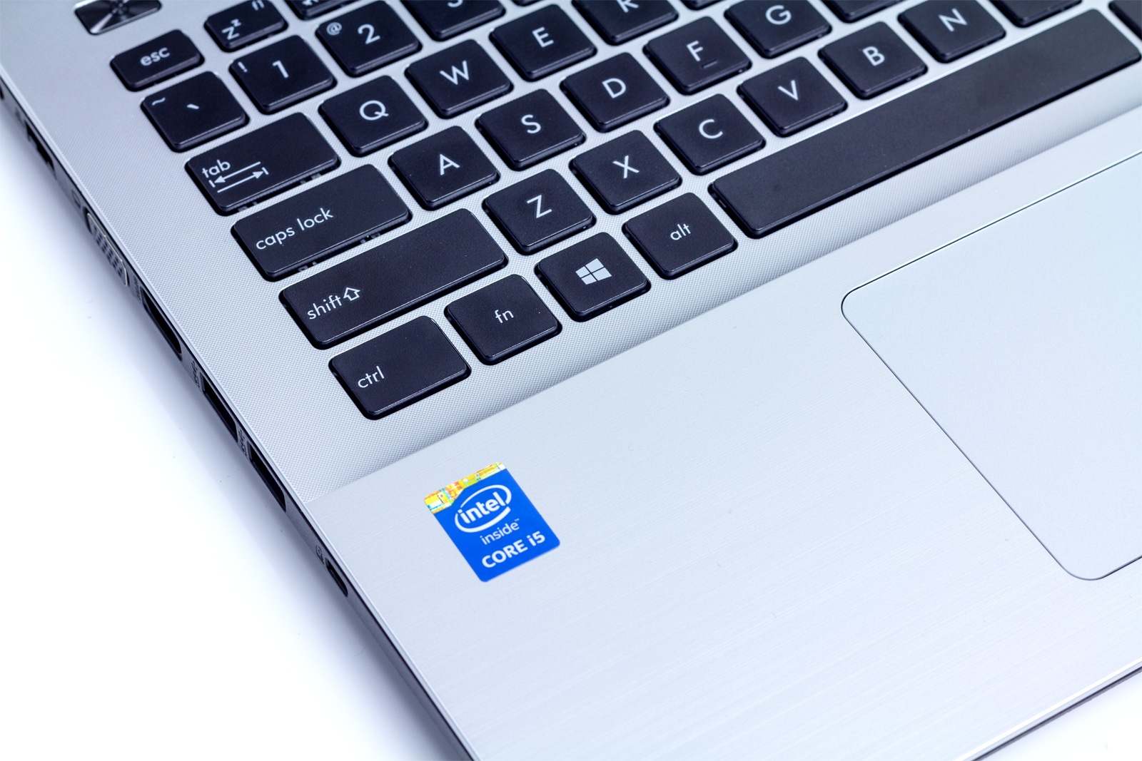 Asus R556LA Review - Tweakers