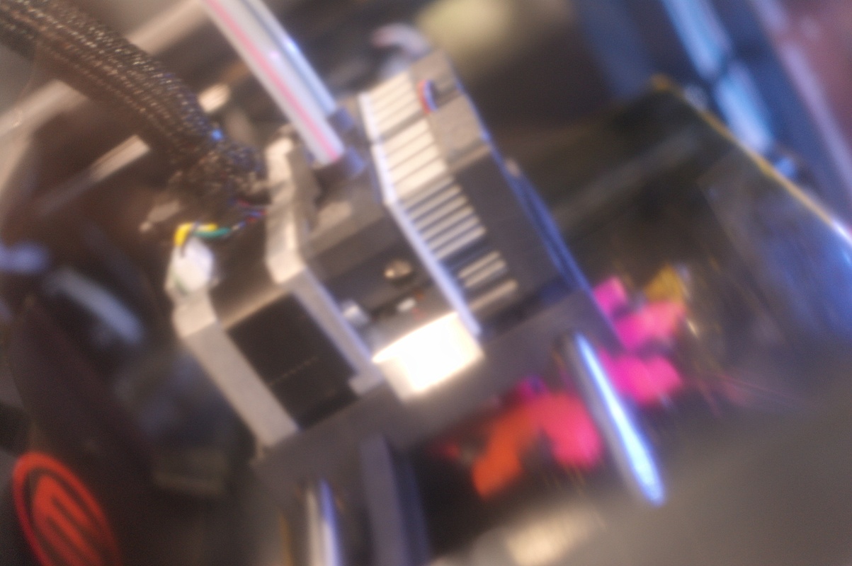 MakerBot laat Replicator 2X 3d-printer twee kleuren printen - Computer ...