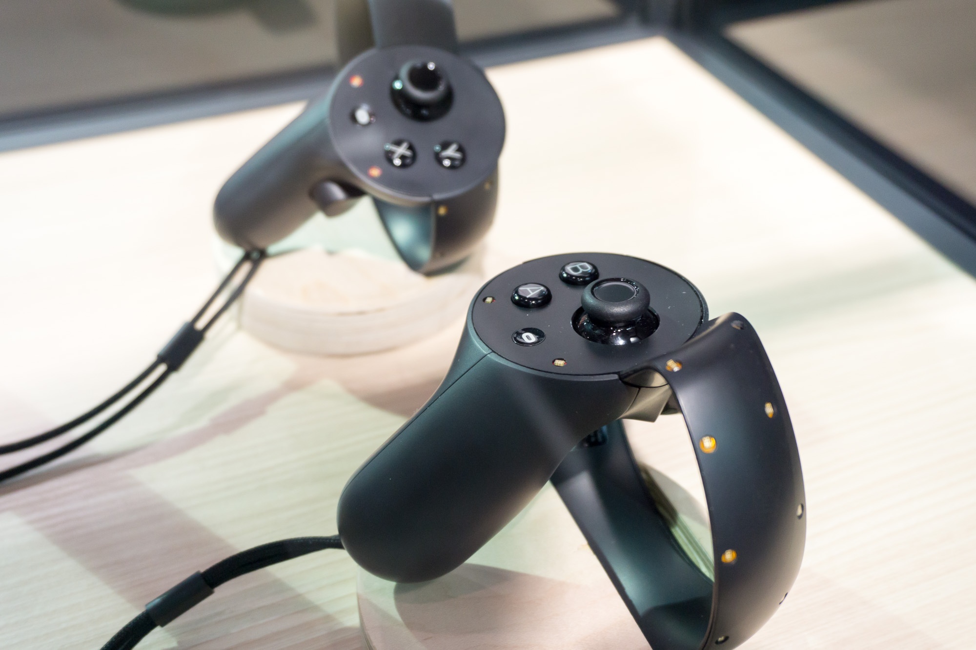 HTC Vive en Oculus Rift op de CES - Bediening - Preview - Tweakers