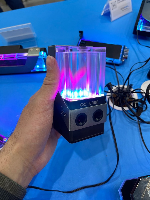 Alphacool toont modulaire Apex Pro Skeleton-case met richtprijs rond ...