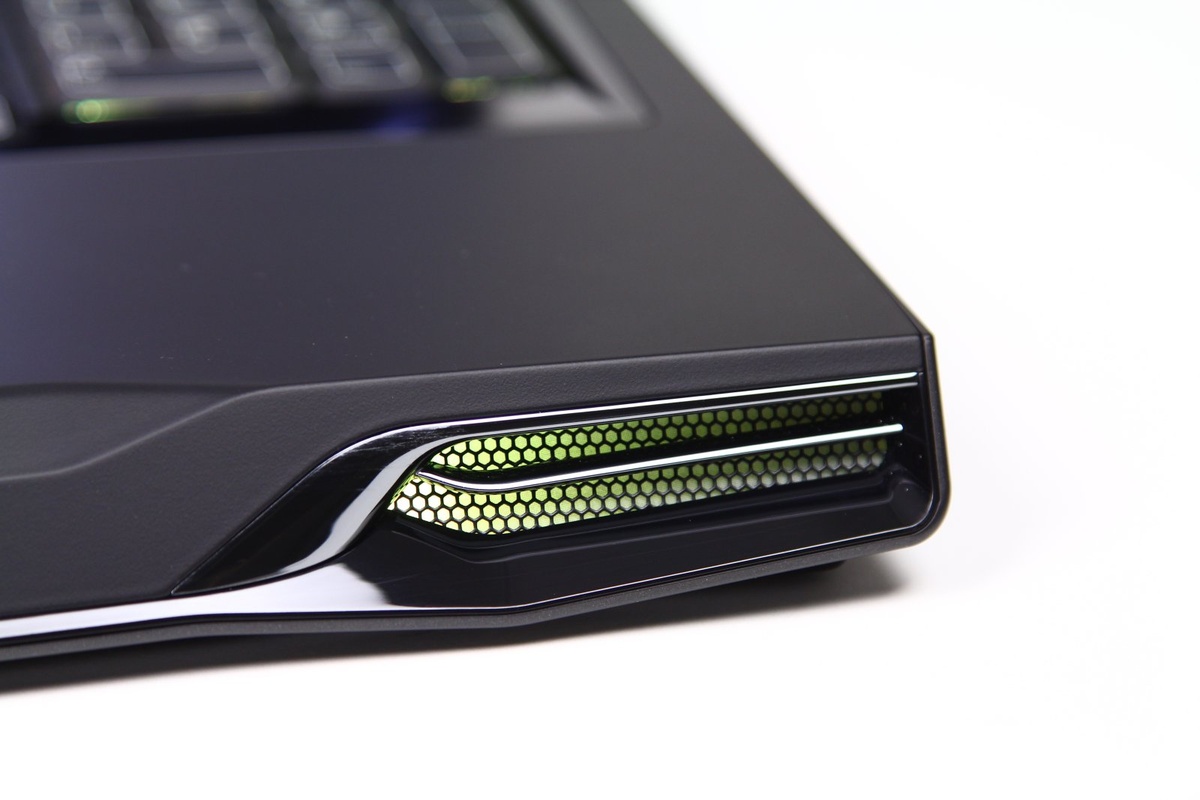 Alienware M17x R3: spacelaptop met HD 6990M - Gallery en specificaties ...
