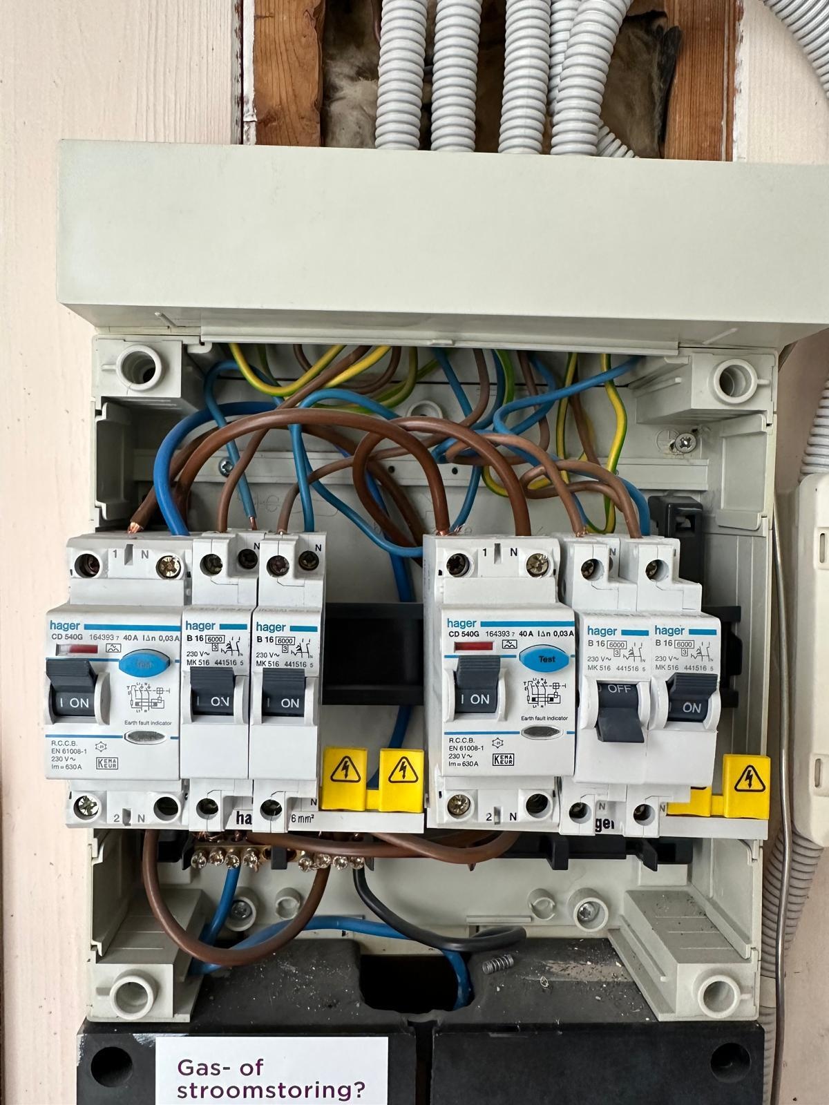 Stopcontact kleine spanning tussen fasedraad en aarde - Duurzame ...