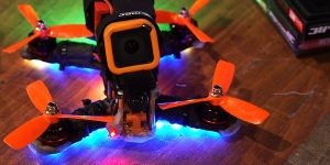 Zelfbouwquads en snelheidsduivels: een introductie tot first person ...