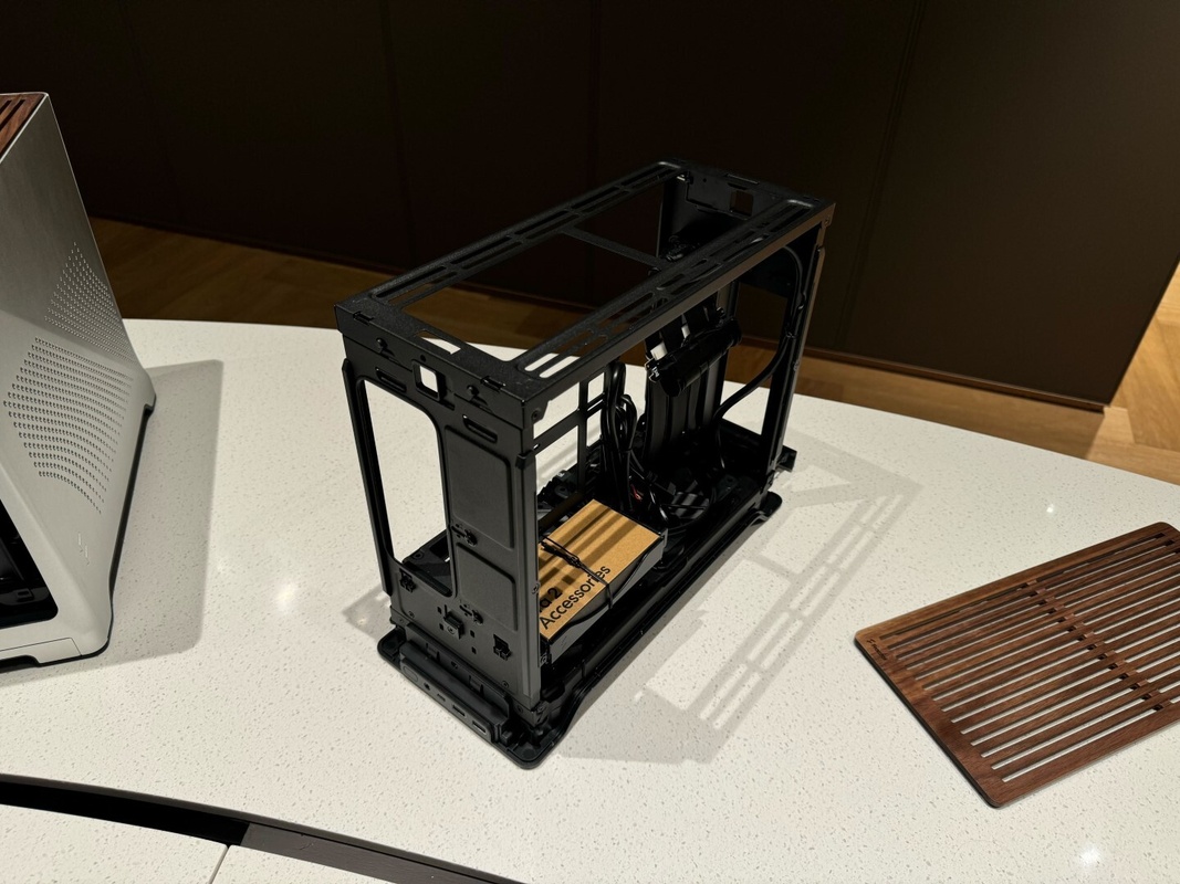 Fractal presenteert compacte Era 2-case en prototype van North XL ...