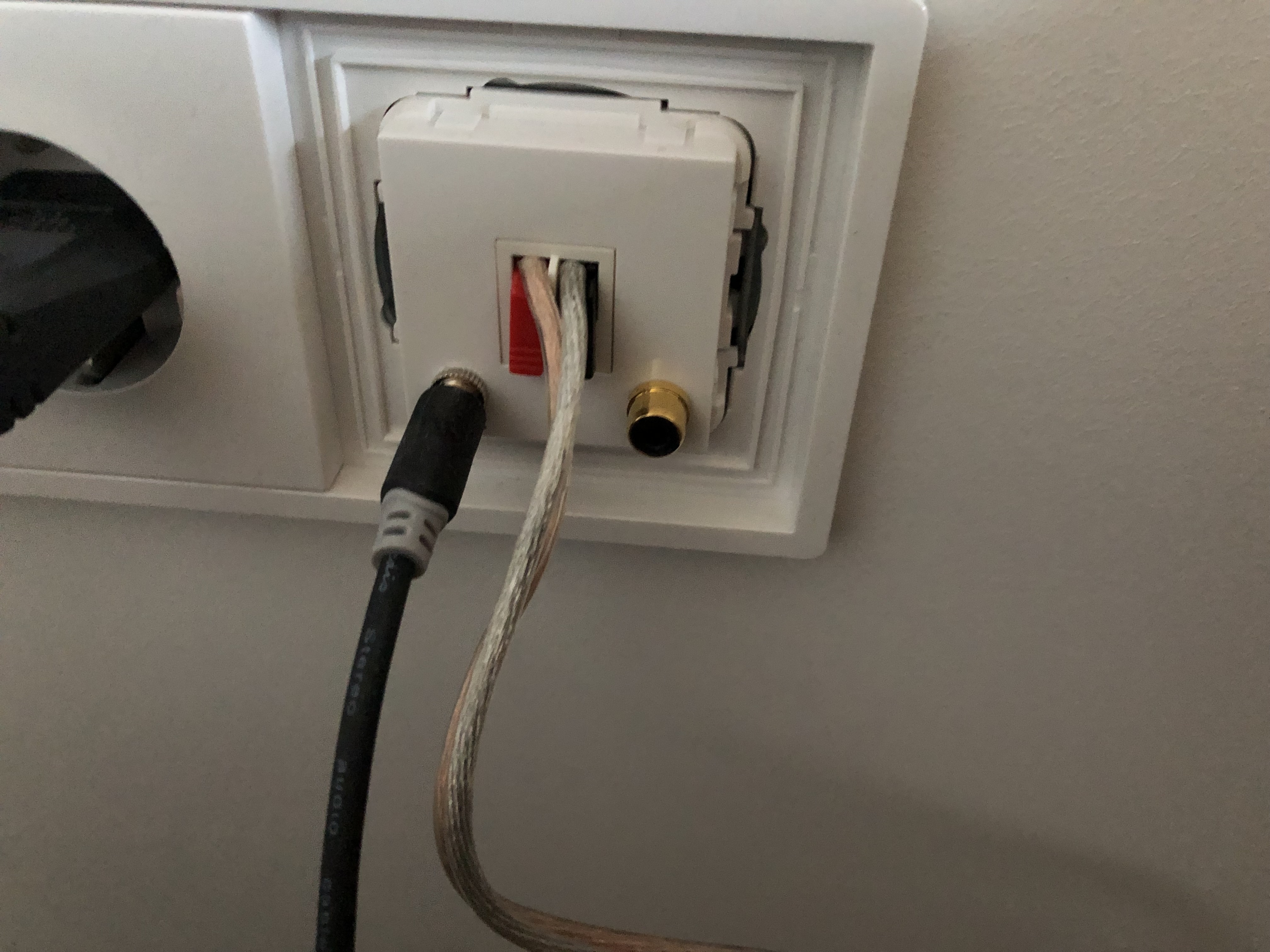 Brom in subwoofer tulp aansluiting - Audio en hifi - GoT