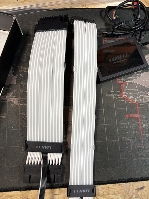 Lian Li Strimer Plus V2 24-pin + 2x 8-pin GPU kabel aangeboden - Vraag ...
