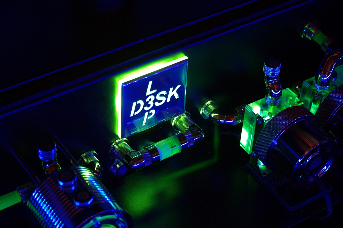 Tweaker voltooit high-end systeem in zelfgemaakt bureau - Tweakers