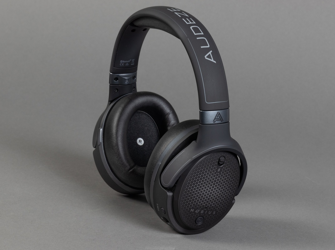 Drie gamingheadsets met headtracking - Review - Tweakers