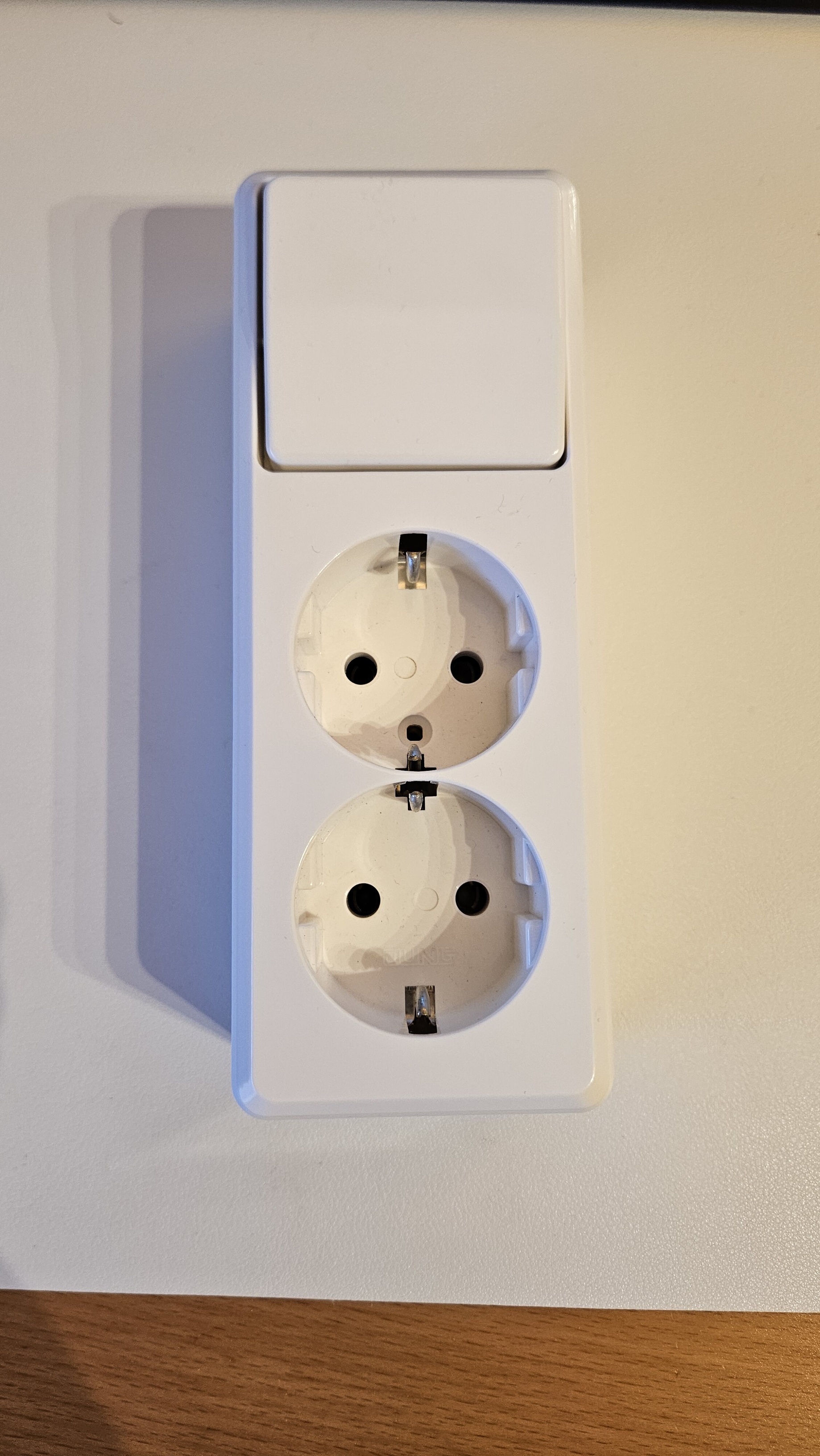 Aansluiten opbouw dubbel stopcontact en schakelaar - Duurzame energie ...