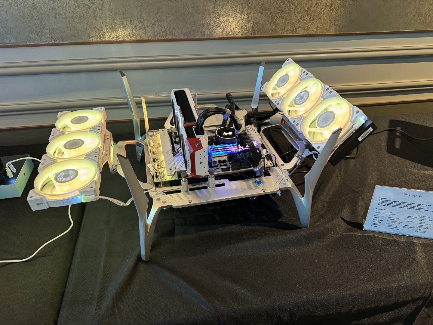 InWin toont Prism-case met zijkant van spiegelglas en adviesprijs van ...