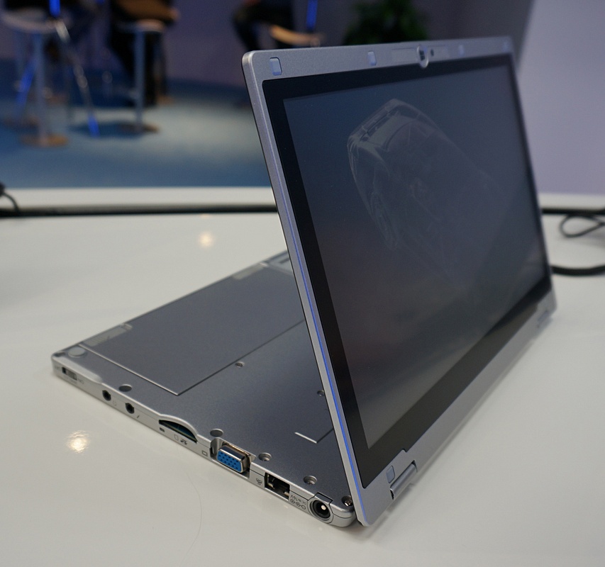 Panasonic Toughbook-ultrabook met omklapbaar scherm - Hands-on - Tweakers