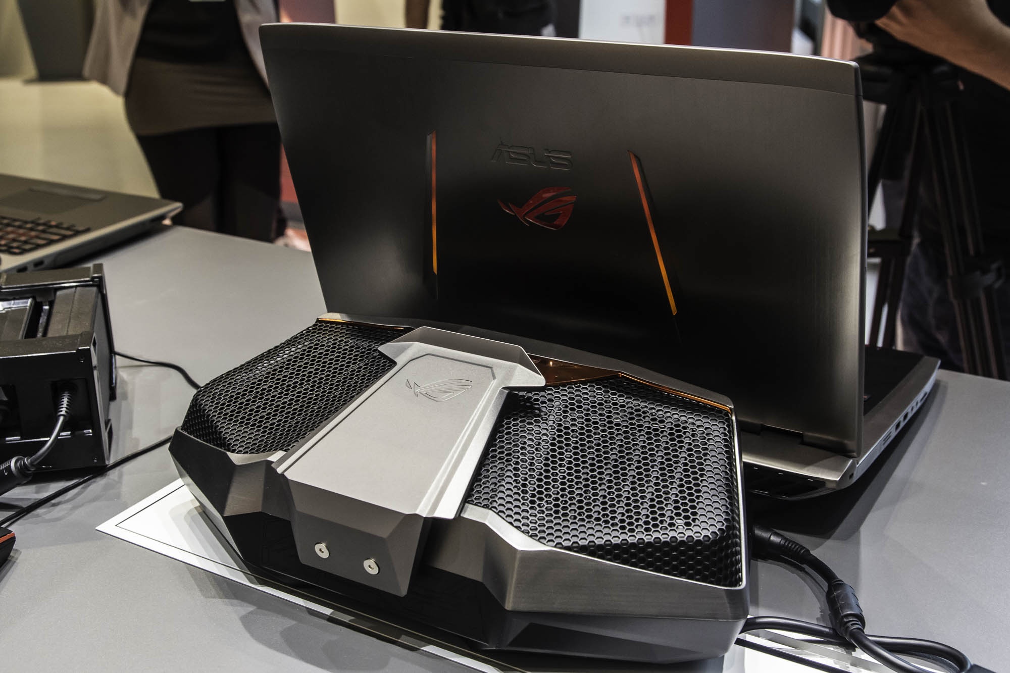 Asus ROG GX700 Preview - Tweakers