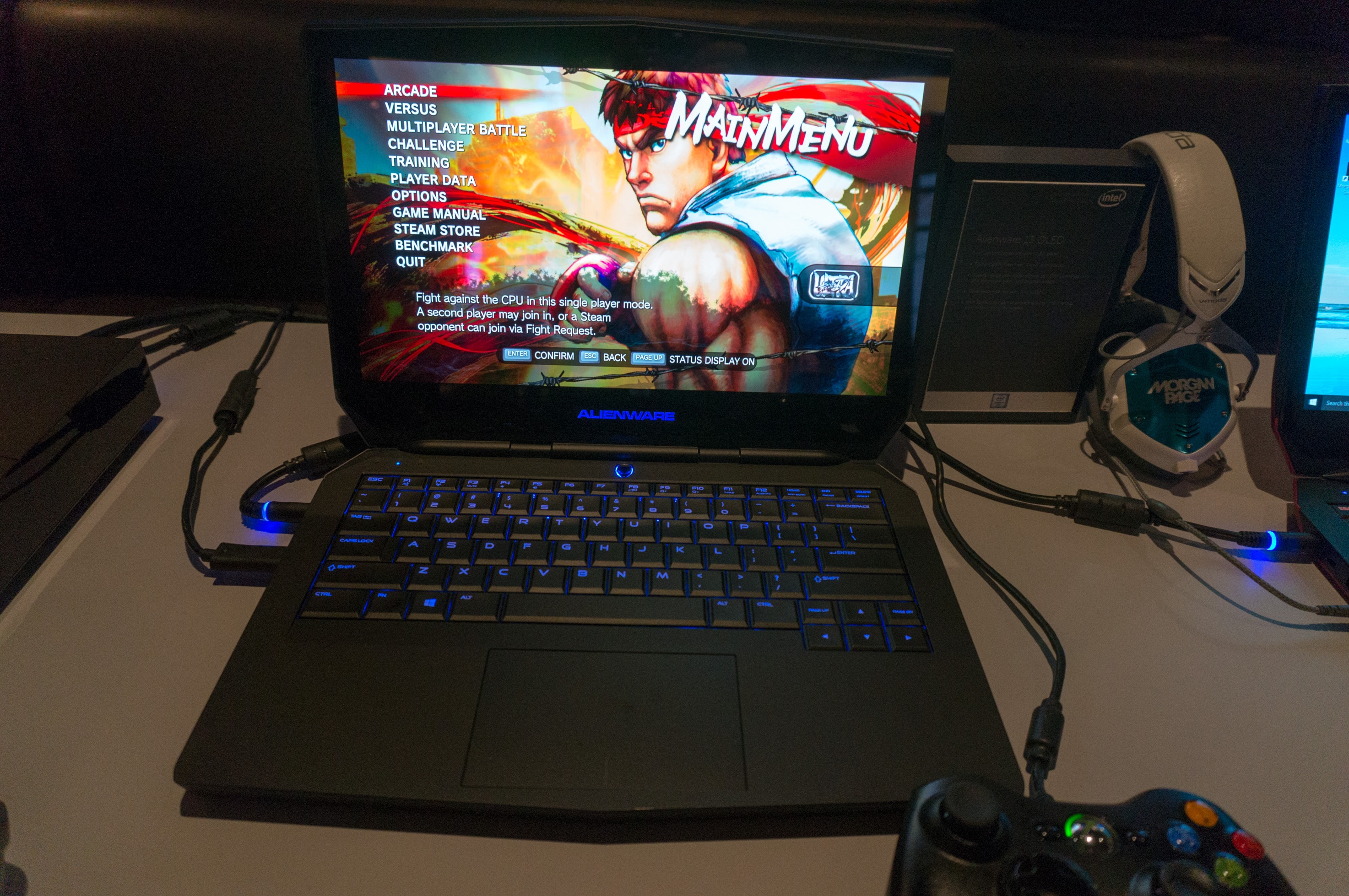 Alienware toont rugzak met vr-pc en nieuwe gamedesktops - Tweakers