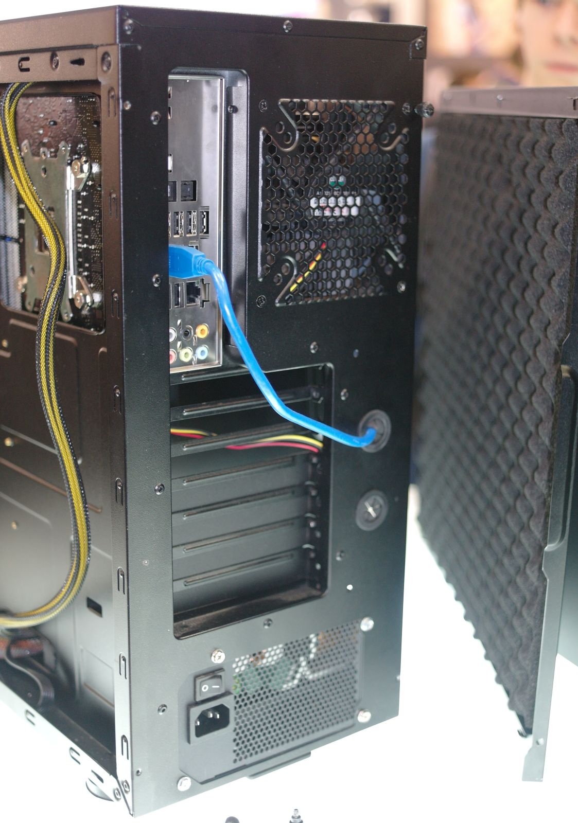 Cebit: Hands-on: Cooler Masters Project Silent M - Tweakers