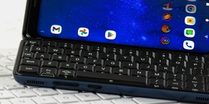 Slidephone vol met uitglijders - Astro Slide 5G Review - Tablets en ...