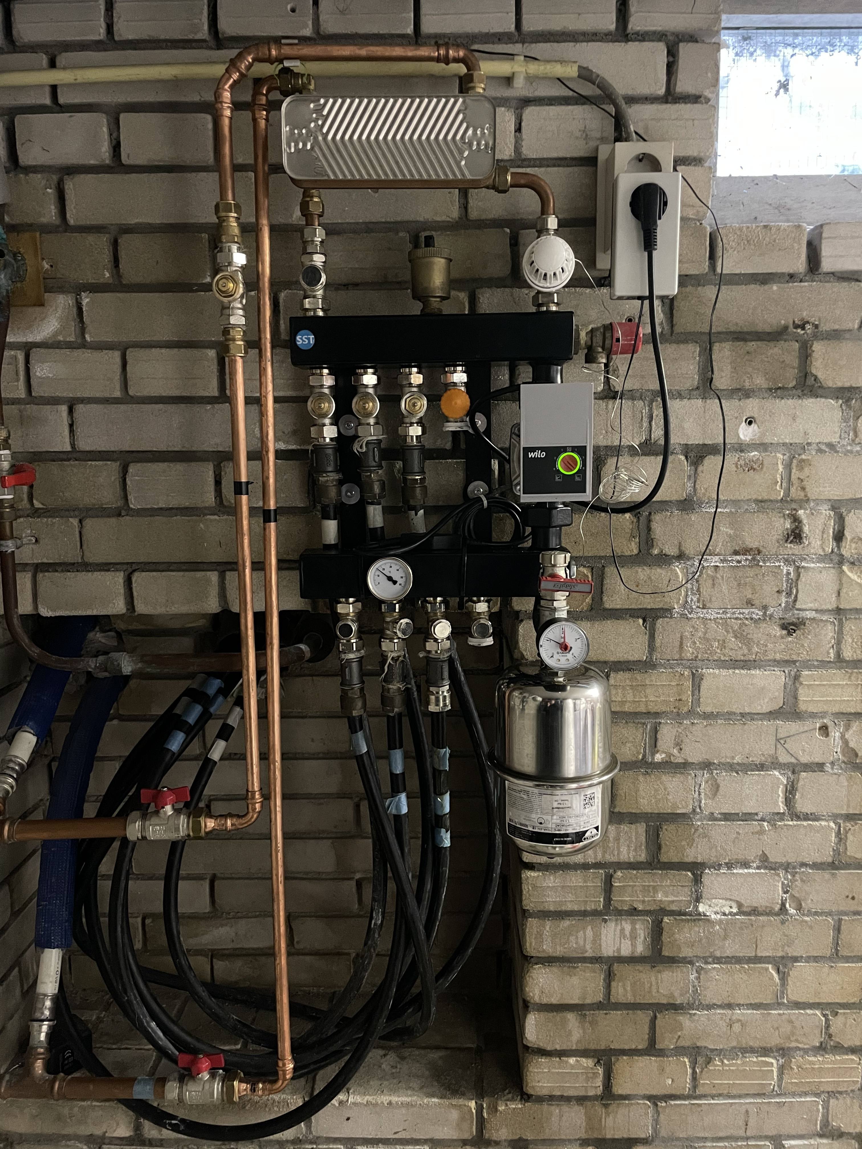 Gescheiden vloerverwarming blijft koud - Duurzame energie en installaties - GoT