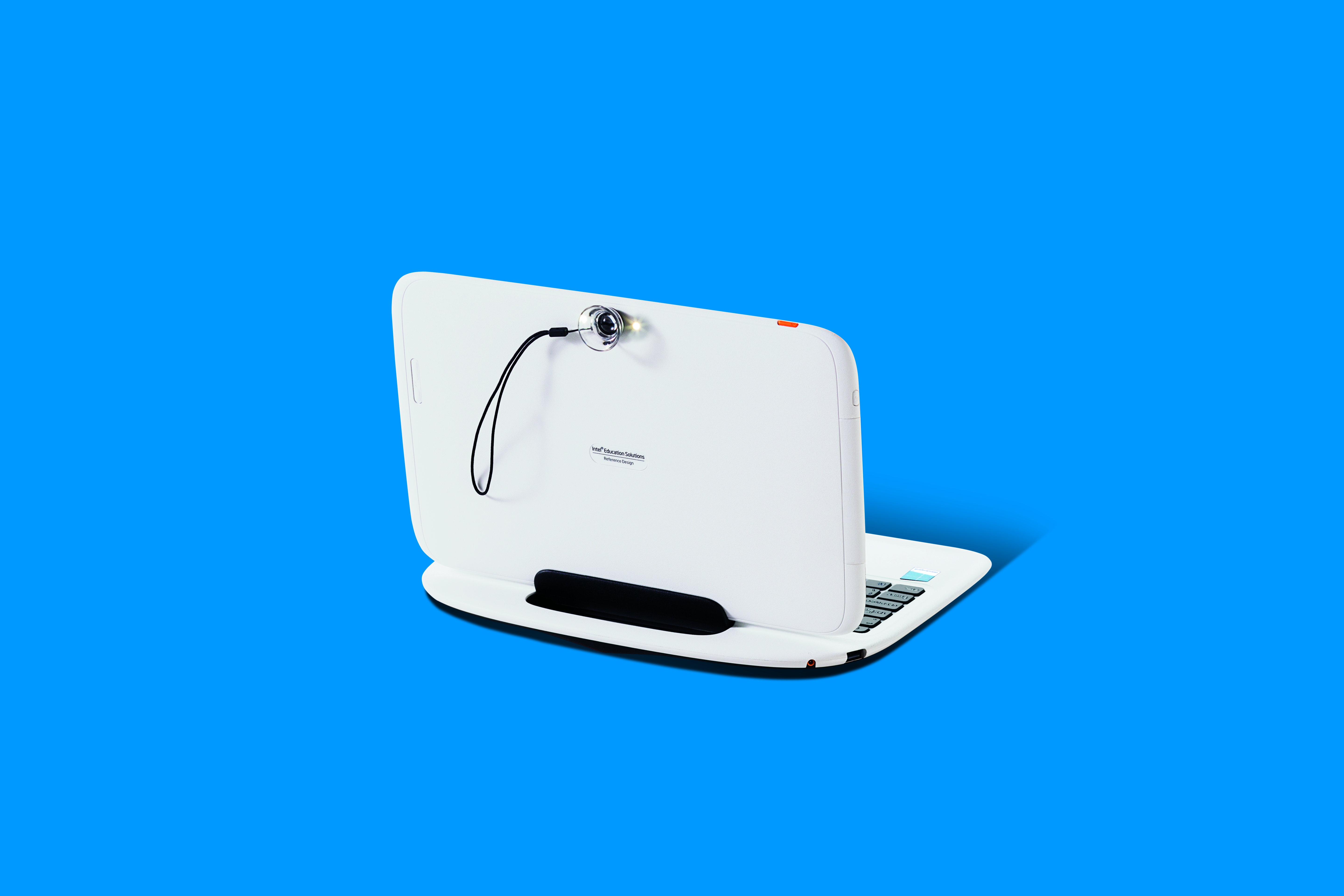 Intel toont hybride tablet-laptop voor onderwijstoepassingen - Tweakers