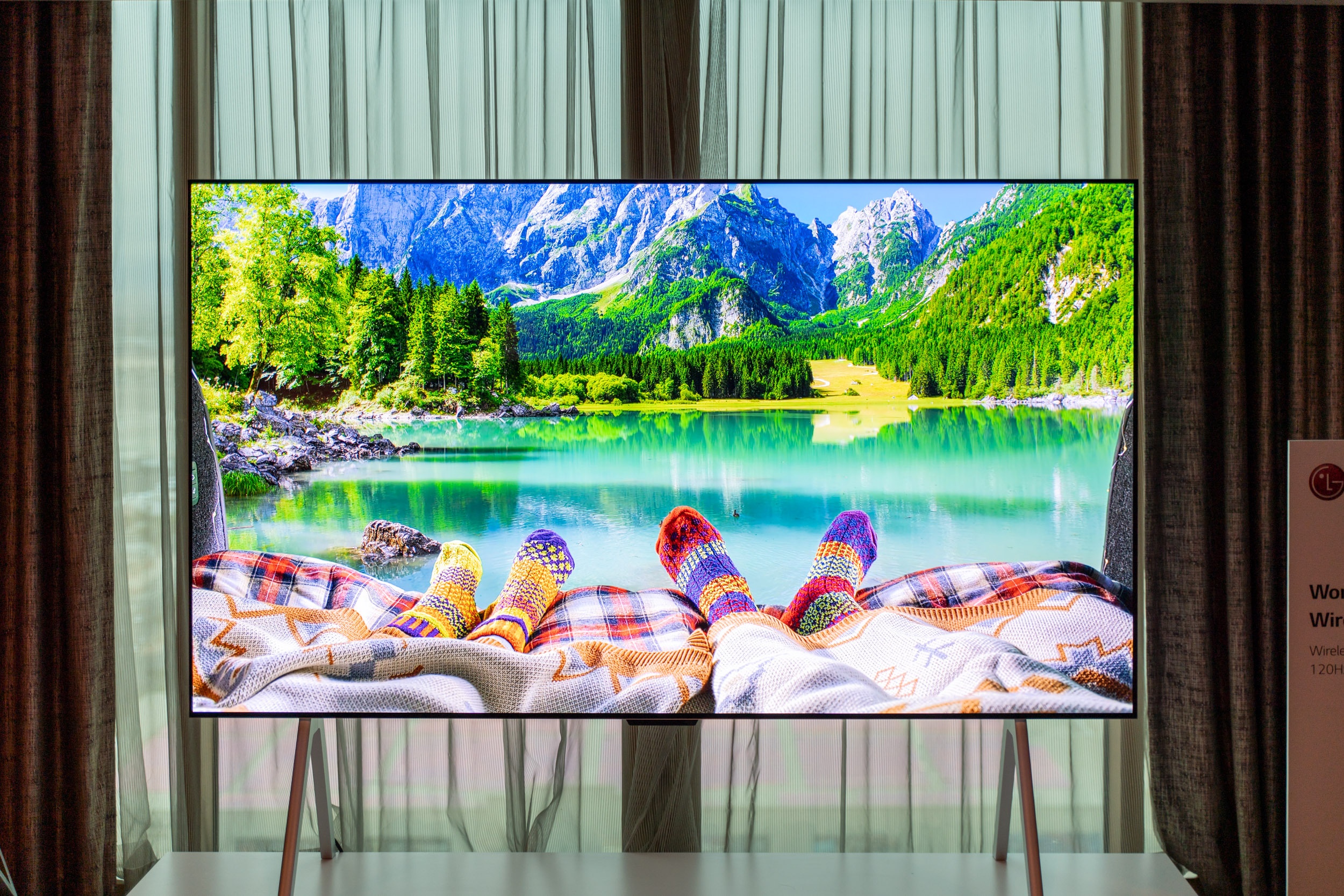 LG komt met een draadloze televisie - Behalve de stroomkabel - Tweakers