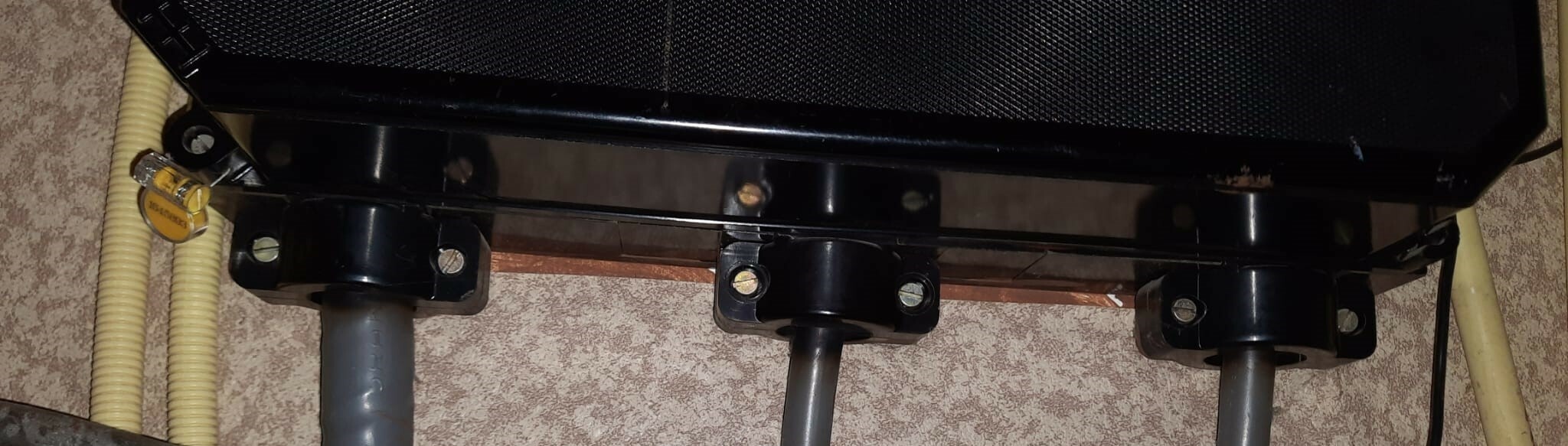 Kabels hoofdaansluiting stroom vertonen zwarte uitslag - Duurzame ...